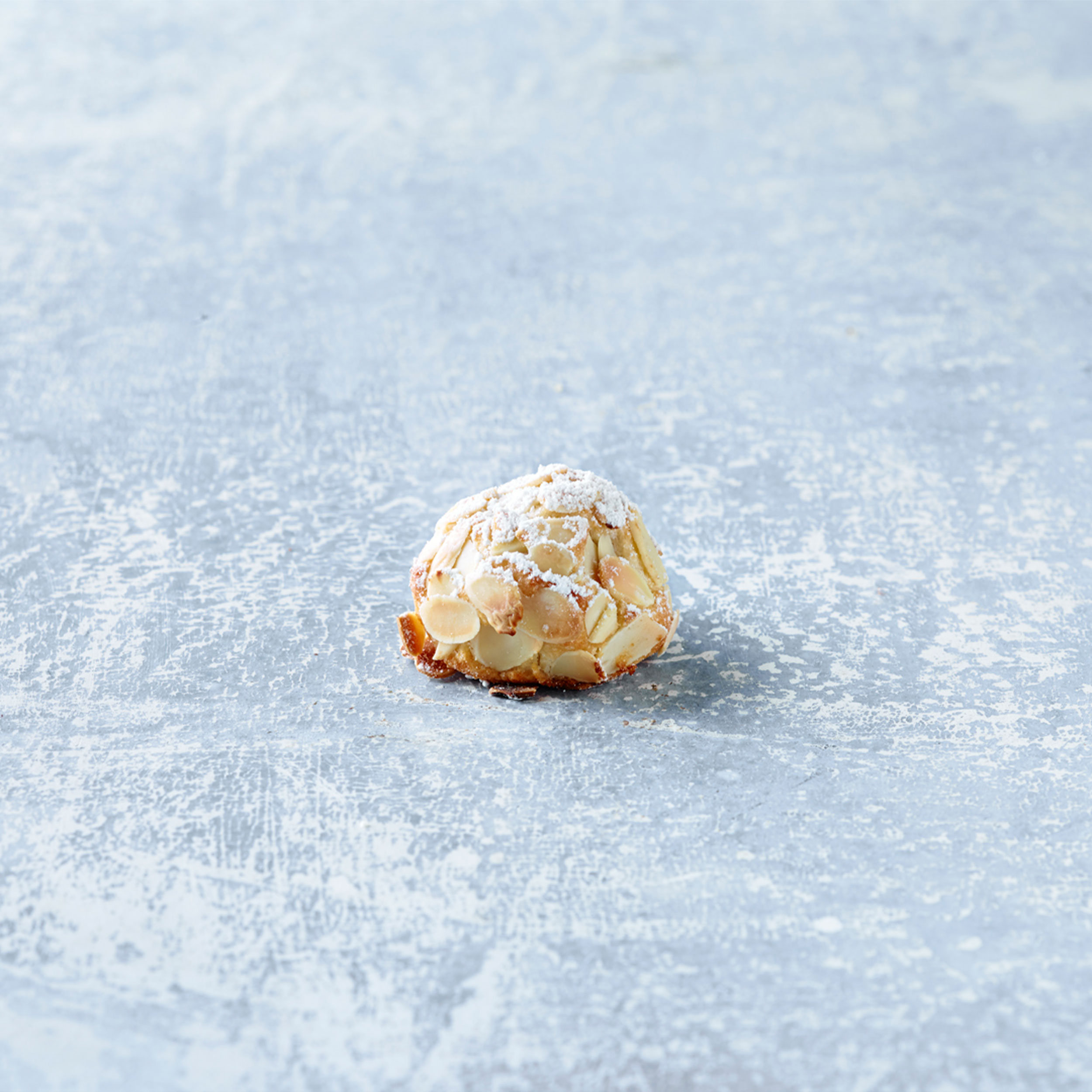 Mandelkugler med amarena | Odense Marcipan for professionelle